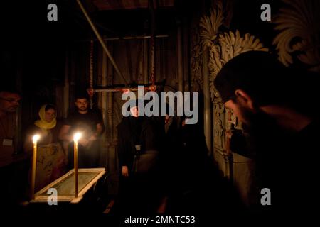 edicule inside the church of holy sepulchre jerusalem Stock Photo - Alamy