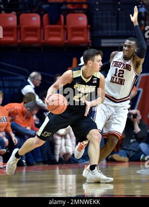 Illinois forward Leron Black (12) dunks during an NCAA college ...