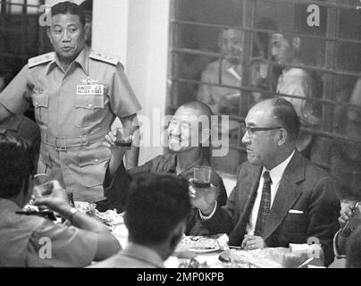 Japanese World War II straggler Lt. Hiroo Onoda presents his Samurai ...