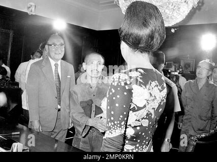 Japanese World War II straggler Lt. Hiroo Onoda presents his Samurai ...