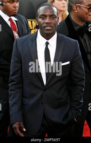 Akon arrives at the American Music Awards at the Nokia Theatre L.A ...