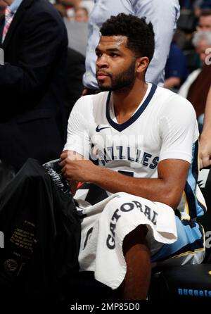 Memphis Grizzlies guard Andrew Harrison (5) shoots between Miami Heat ...
