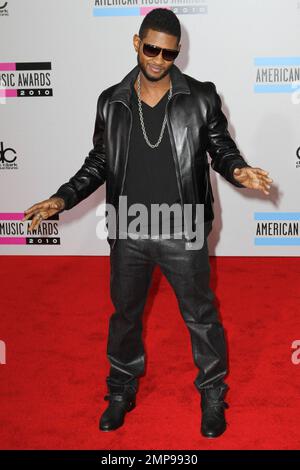 Usher walks the red carpet at the 2010 American Music Awards at Nokia ...