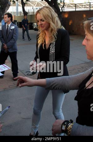 EXCLUSIVE!! Anna Faris signs autographs at the Kids Choice Awards in ...