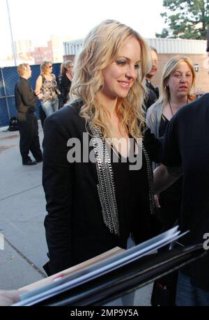 EXCLUSIVE!! Anna Faris signs autographs at the Kids Choice Awards in ...