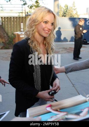 EXCLUSIVE!! Anna Faris signs autographs at the Kids Choice Awards in ...
