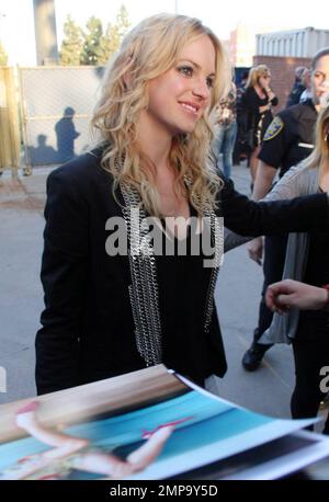 EXCLUSIVE!! Anna Faris signs autographs at the Kids Choice Awards in ...