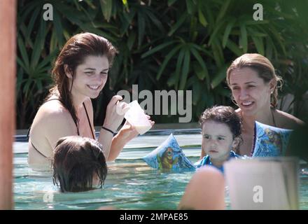 Argentinian model and actress Araceli Gonzalez and boyfriend ...