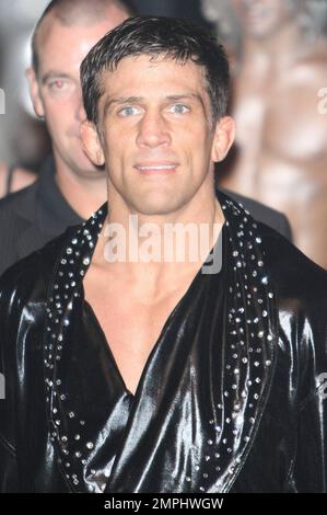 Former MMA fighter Alex Reid and opponent Tom 'Kong' Watson fight it ...