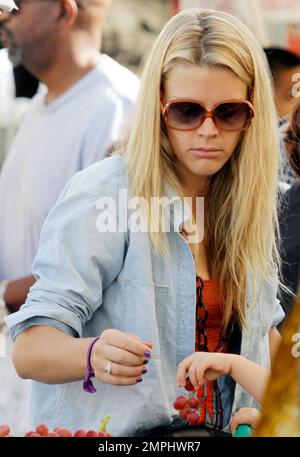 EXCLUSIVE!! Actress Busy Philipps seen picking grapes with her cute 3 ...