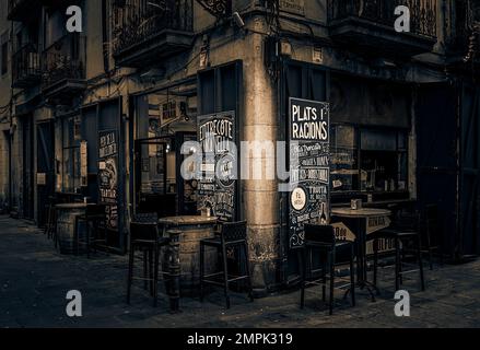Small Spanish bodega in the alleys of Barcelona, Catalonia, Spain Stock ...