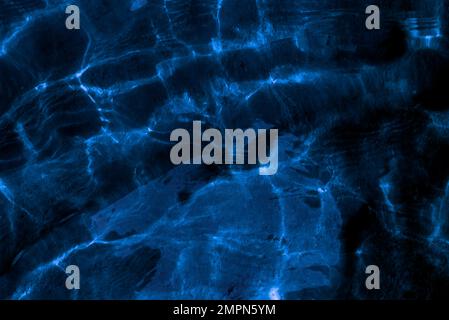 Light reflecting off the bright blue water Stock Photo - Alamy