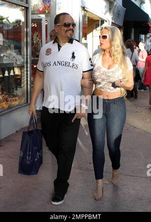 Showing off her famous curves in super tight jeans and a tiny belly top ...