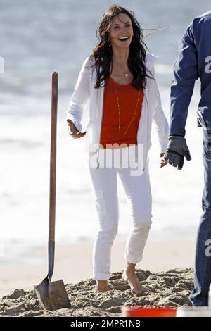 Courteney Cox and Dan Byrd film scenes for an upcoming episode of the ...