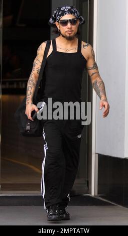 Rocker Dave Navarro waves to cameras as he leaves the gym wearing a ...