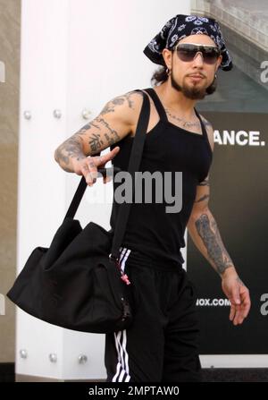 Rocker Dave Navarro waves to cameras as he leaves the gym wearing a ...