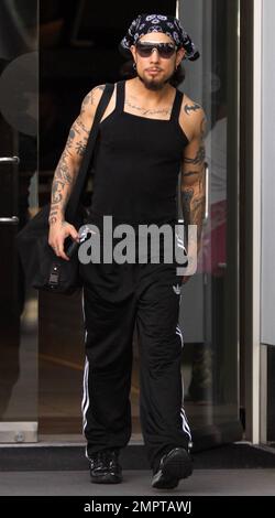 Rocker Dave Navarro waves to cameras as he leaves the gym wearing a ...