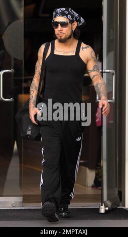 Rocker Dave Navarro waves to cameras as he leaves the gym wearing a ...