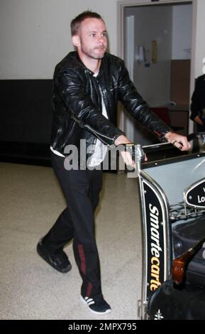 EXCLUSIVE!! Wearing a cast on her foot, Extra host Maria Menounos poses ...