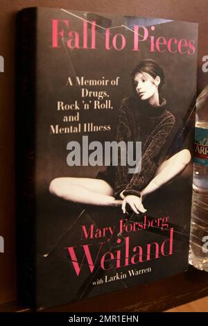 Mary Forsberg Weiland wife of renegade musician Scott Weiland signs ...