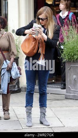 Fearne Cotton leaves work in a pair of skinny jeans and retro Woody ...