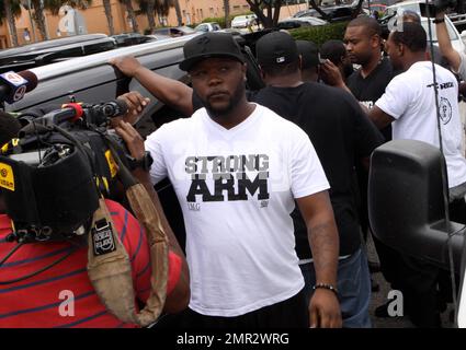 EXCLUSIVE!! Rapper Flo Rida is met by seven bodyguards and a bail ...