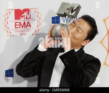 "Gangnam Style" phenomenon Psy takes the Best Video Award at the 2012 ...