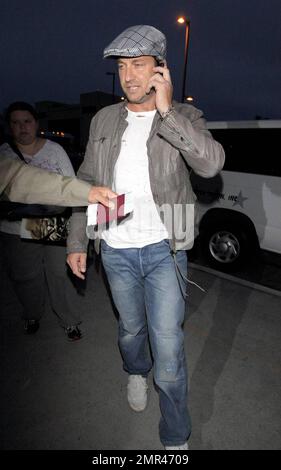 Gerard Butler wears a stylish houndstooth patterned golf hat as he ...