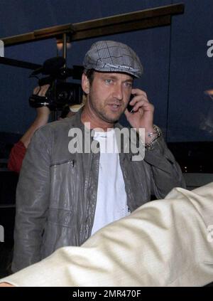 Gerard Butler wears a stylish houndstooth patterned golf hat as he ...
