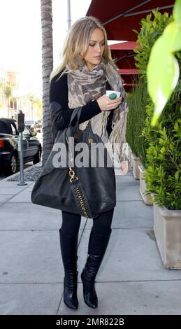 Actress Hilary Duff looks all bundled up for chilly winter weather as ...