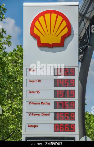 Shell petrol station, Hohenzollerndamm, Wilmersdorf, Berlin, Germany ...