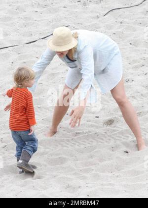 Actress Jenna Elfman has a great time on the set of "Friends with ...