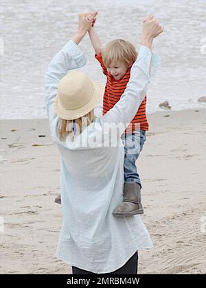 Actress Jenna Elfman has a great time on the set of "Friends with ...