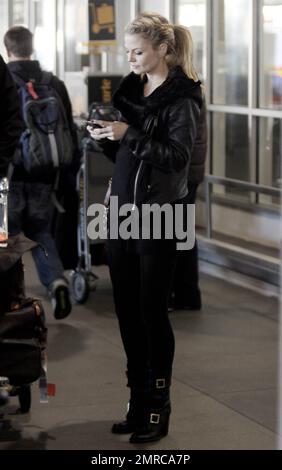 EXCLUSIVE!! "Once Upon a Time" star Jennifer Morrison arrives at LAX ...