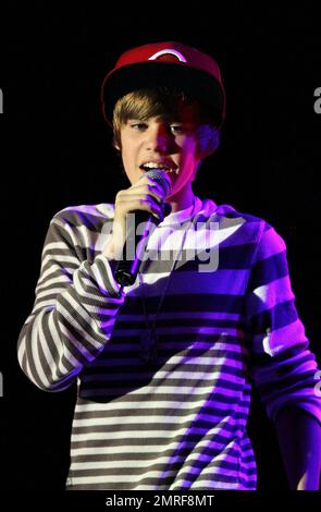 Teen singing sensation Justin Bieber performs to screaming tweens at ...