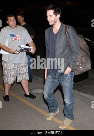 EXCLUSIVE!! Actor Keanu Reeves signs autographs as he arrives at Los ...