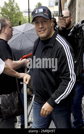 Actor Kevin James looks thinner as he smiles and flashes a peace sign ...