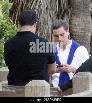 Kourtney Kardashian and Scott Disick chat with friends and passersby ...