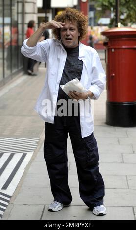 '70s singer Leo Sayer tosses about his dinner for the cameras while ...