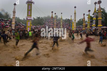 Indian Pnar or Jaintia tribesmen carry 'Rongs' or chariots through ...