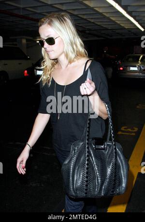A casual and seemingly makeup-free Reese Witherspoon pays a visit to a ...