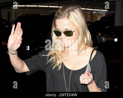 A casual and seemingly makeup-free Reese Witherspoon pays a visit to a ...