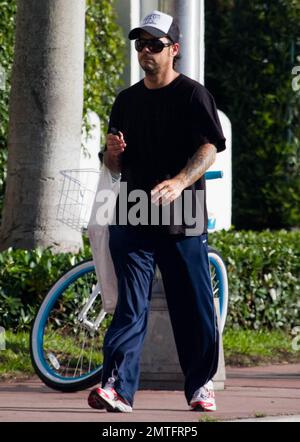 EXCLUSIVE!! Rob Patterson, boyfriend of Carmen Electra, shows off his ...