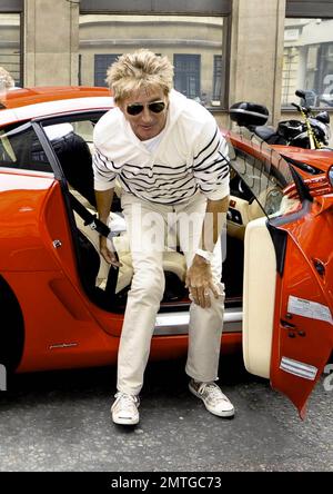 Sixty six-year-old rocker Rod Stewart looks to be struggling as he gets ...