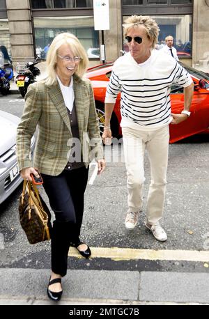 Sixty six-year-old rocker Rod Stewart looks to be struggling as he gets ...