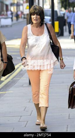 EXCLUSIVE!! '60s barefoot singer Sandie Shaw strolls with friends in ...