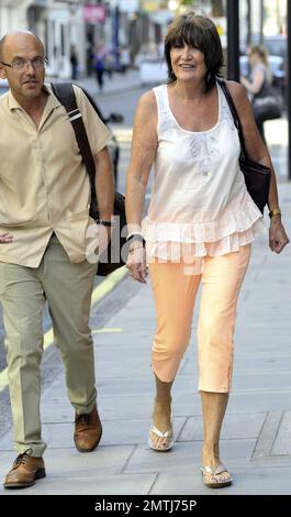 EXCLUSIVE!! '60s barefoot singer Sandie Shaw strolls with friends in ...