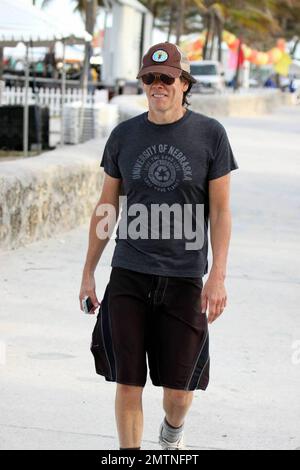 Exclusive!! Actor Kevin Bacon flashes a smile as he gets in some ...