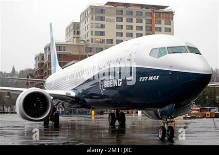 Boeing's new 737 Max-10 flying at the 2022 Farnborough International ...