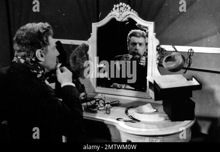 Le Roman d'un Tricheur Year: 1936 - France Director: Sacha Guitry ...
